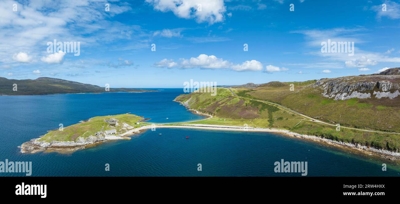 Panorama aérien de la péninsule ARD Neaki dans le loch marin du Loch ...