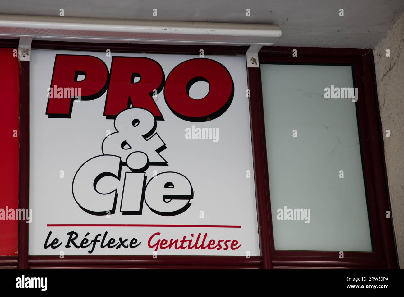 Bordeaux , France - 09 01 2023 : marque de la chaîne de magasins pro ...