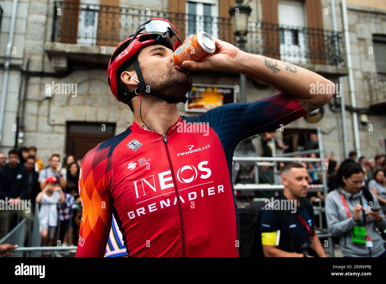 Filippo Ganna (Ineos Grenadiers) boit une canette de Fanta à la fin de l'étape 20 de la course ...