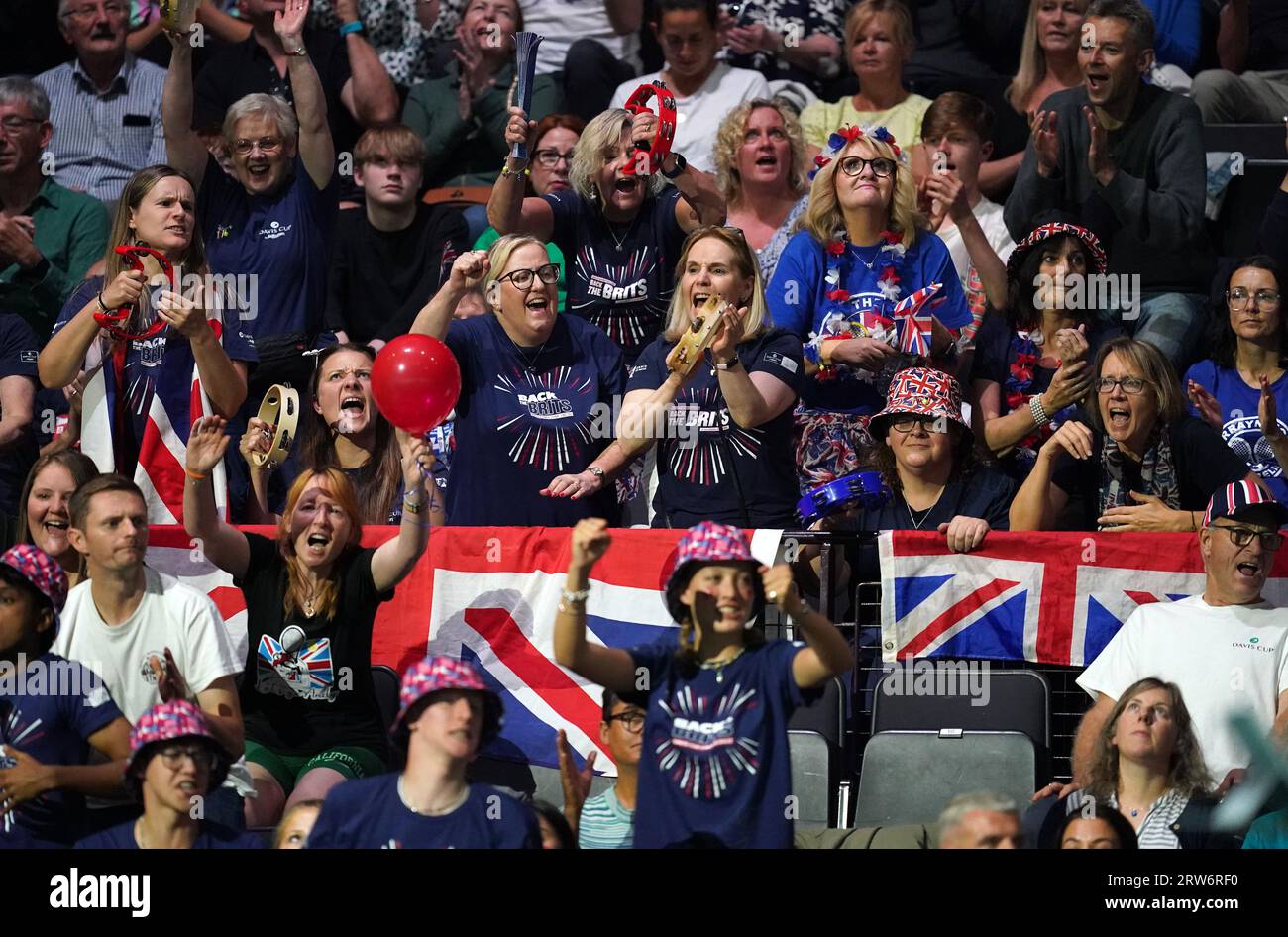Les supporters de Grande-Bretagne célèbrent Dan Evans en battant Arthur ...