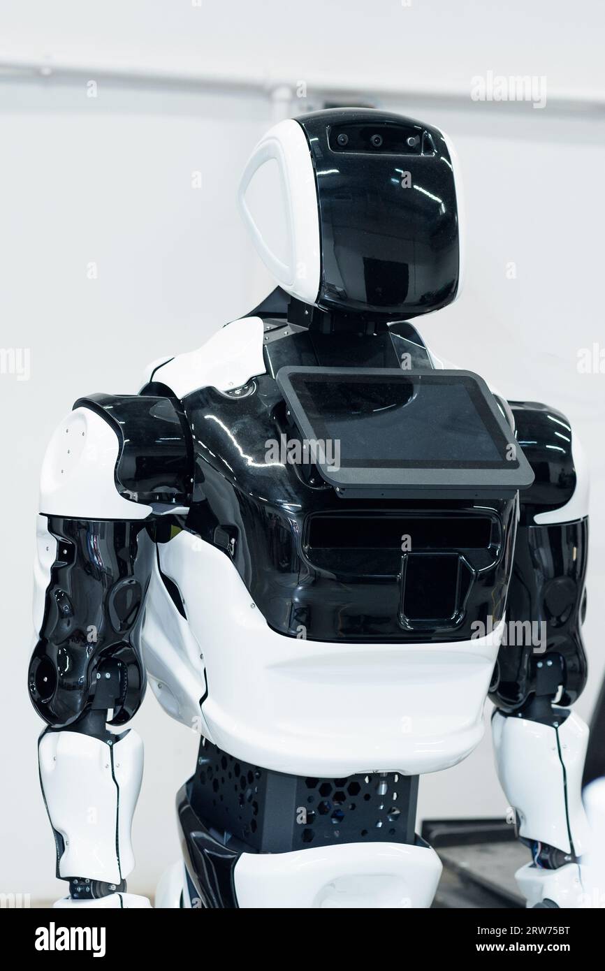 Perm, Russie - 13 juillet 2023 : éteint le robot humanoïde avec un ...