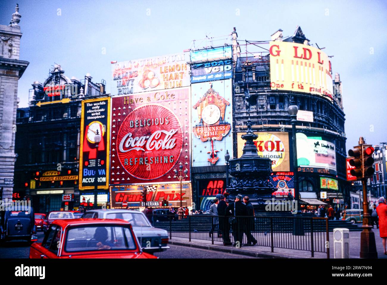 Piccadilly Circus Londres 1967, avec des panneaux publicitaires pour ...