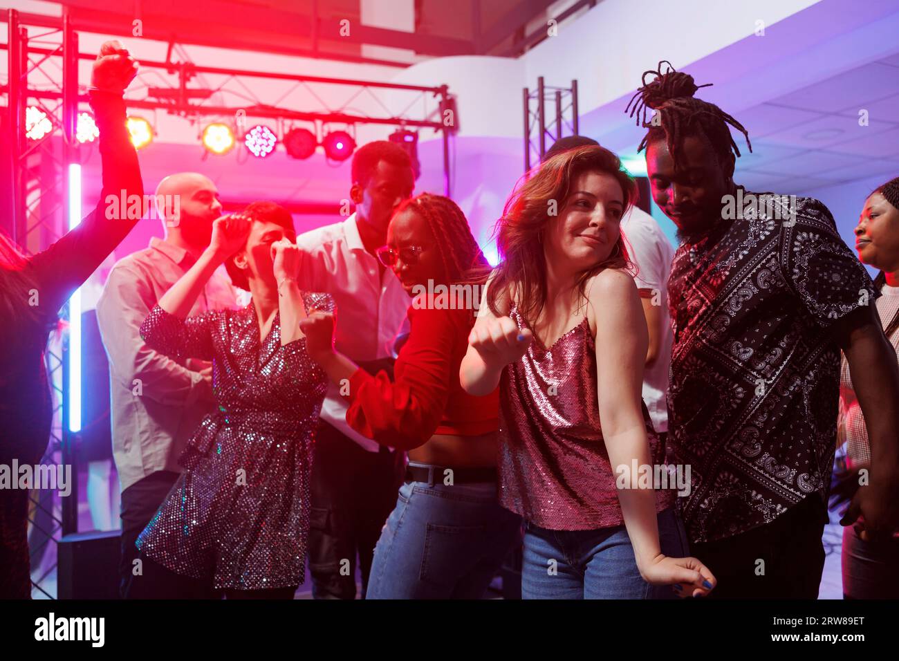 Homme passionné et femme couple dansant ensemble et se déplaçant à la ...