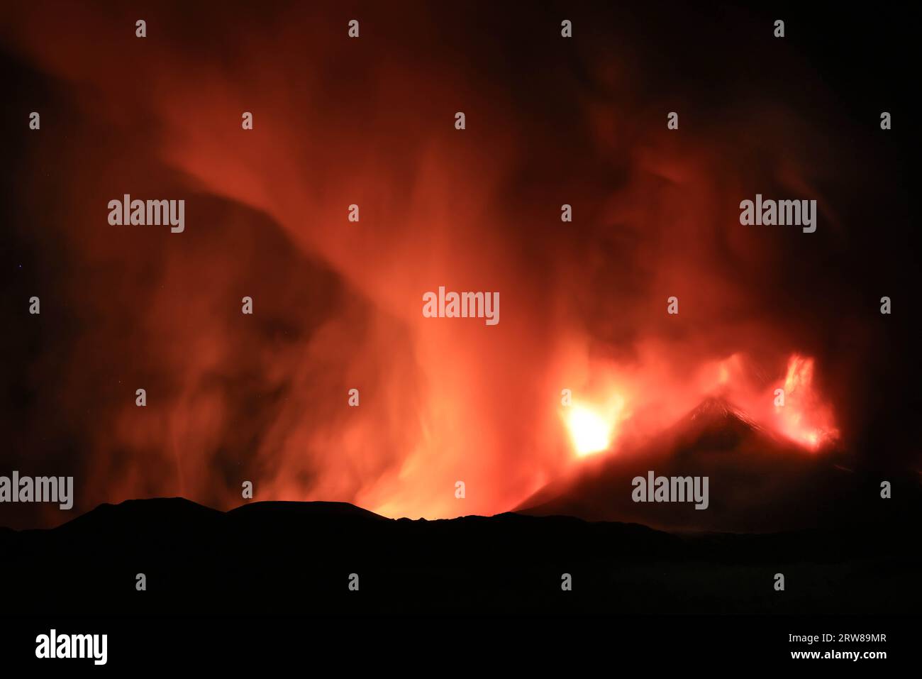 Etna lors d'une éruption suggestive la nuit du cratère du volcan avec des visages imaginaires et ...