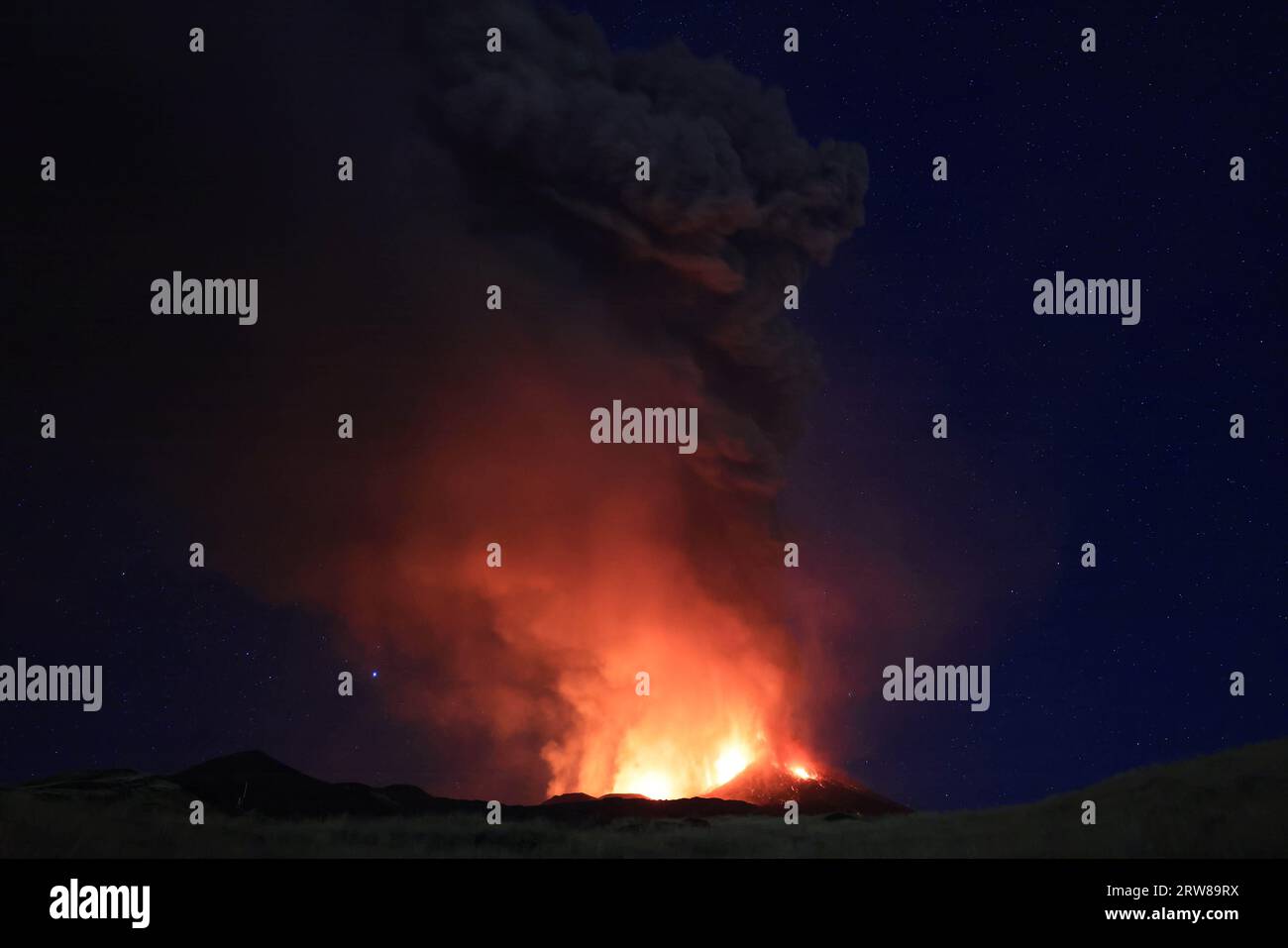 Éruption de l’Etna en Sicile avec vue panoramique sur la grande colonne de fumée et de cendres ...