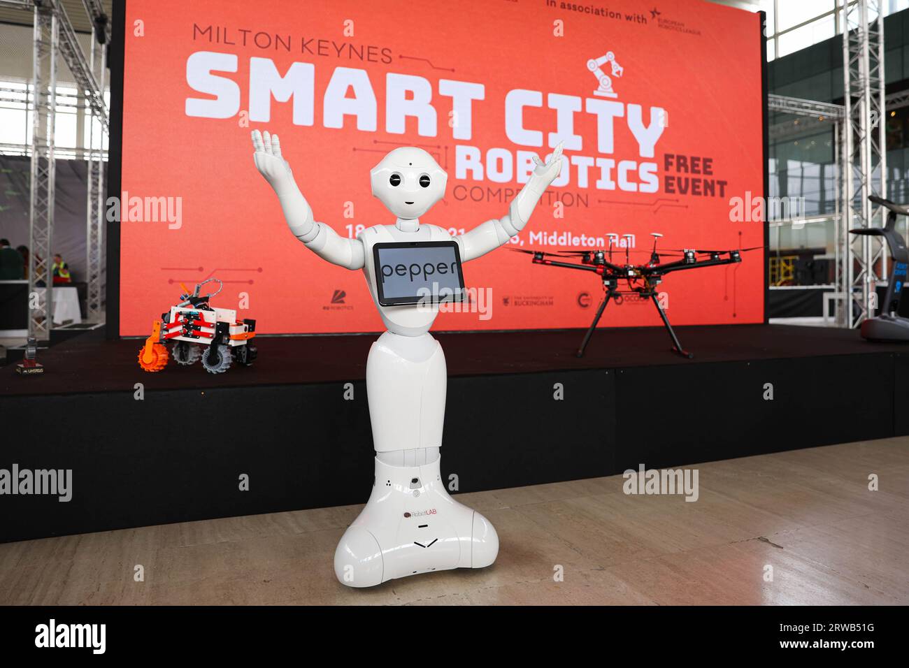 USAGE ÉDITORIAL EXCLUSIF Pepper le robot au centre:mk pour le concours ...
