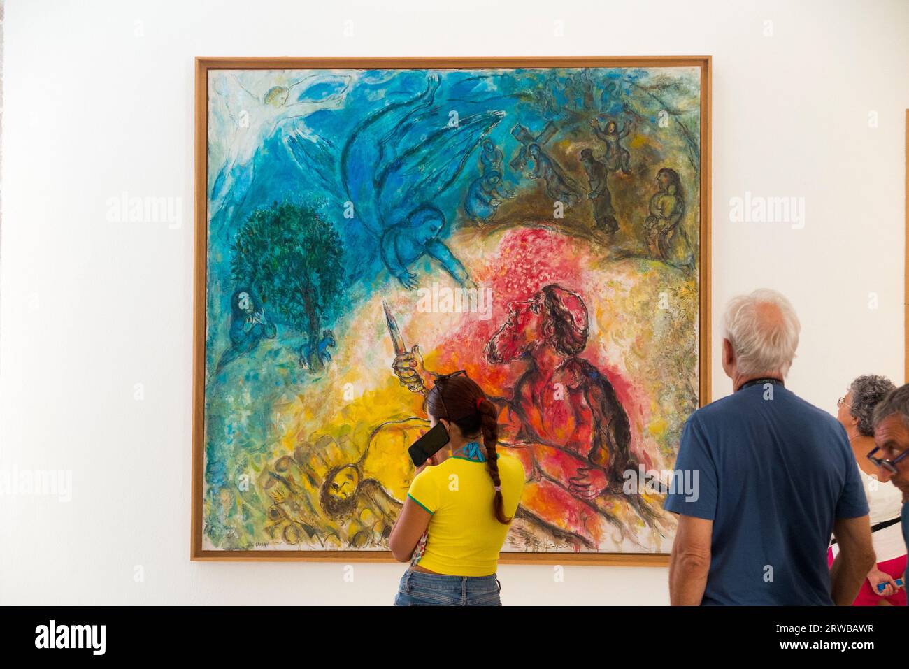 Touristes / visiteurs voient le tableau de Marc Chagall 'le sacrifice d ...
