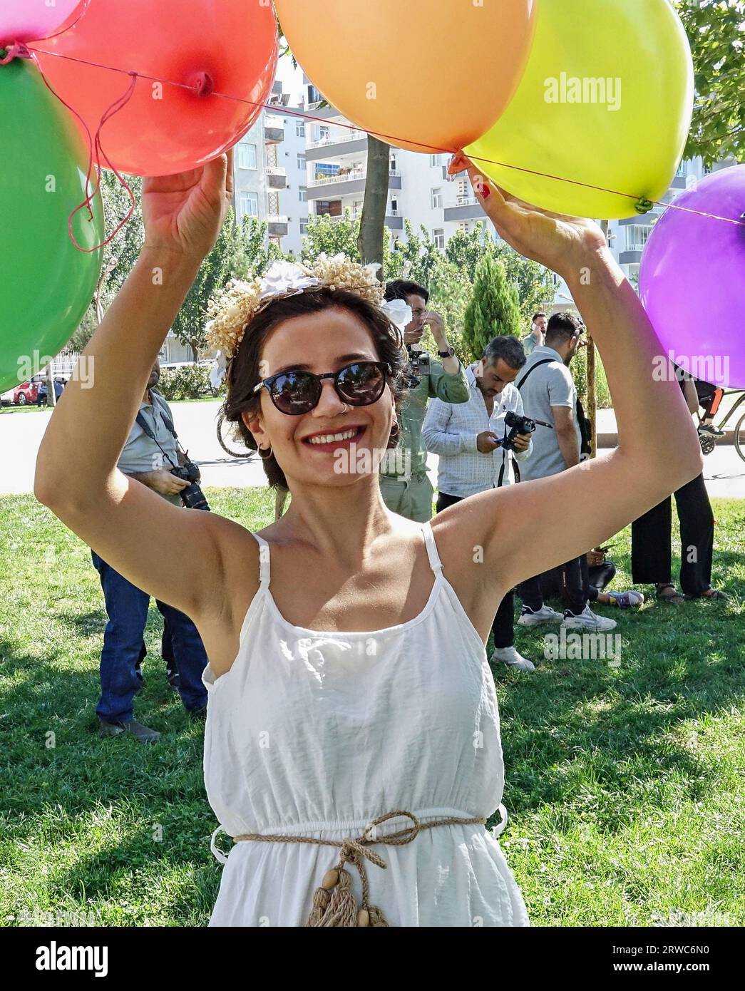 Une femme tient des ballons pendant l'événement. Le « Fancy Women's ...