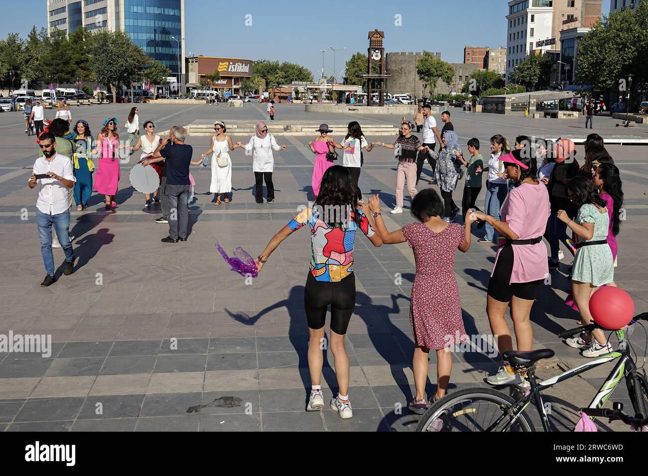 Les participants ont vu danser sur la place de la ville pendant l ...