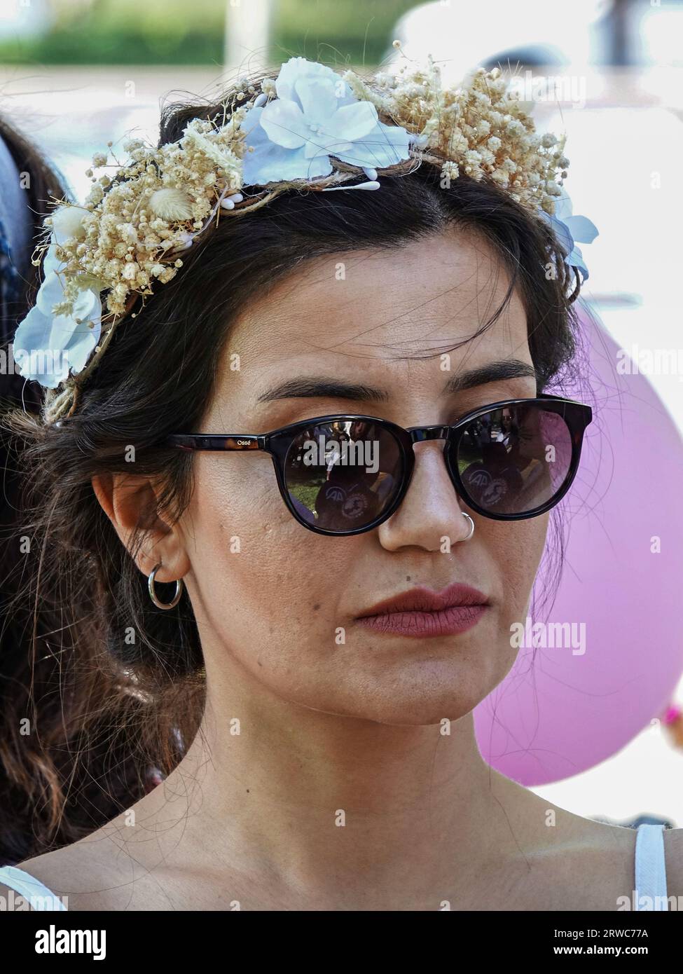 Une femme vue avec une couronne faite de fleurs blanches sur la tête ...