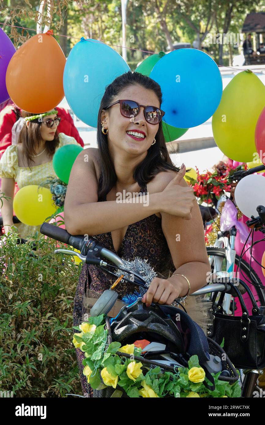 Une femme fait des gestes avec ballon décoré vélo pendant l'événement ...