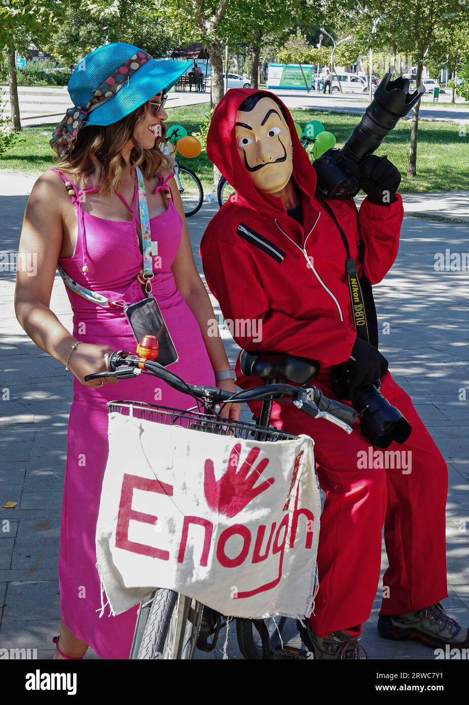 Le photographe Hakki Cilgin porte une robe rouge et un masque anonyme ...