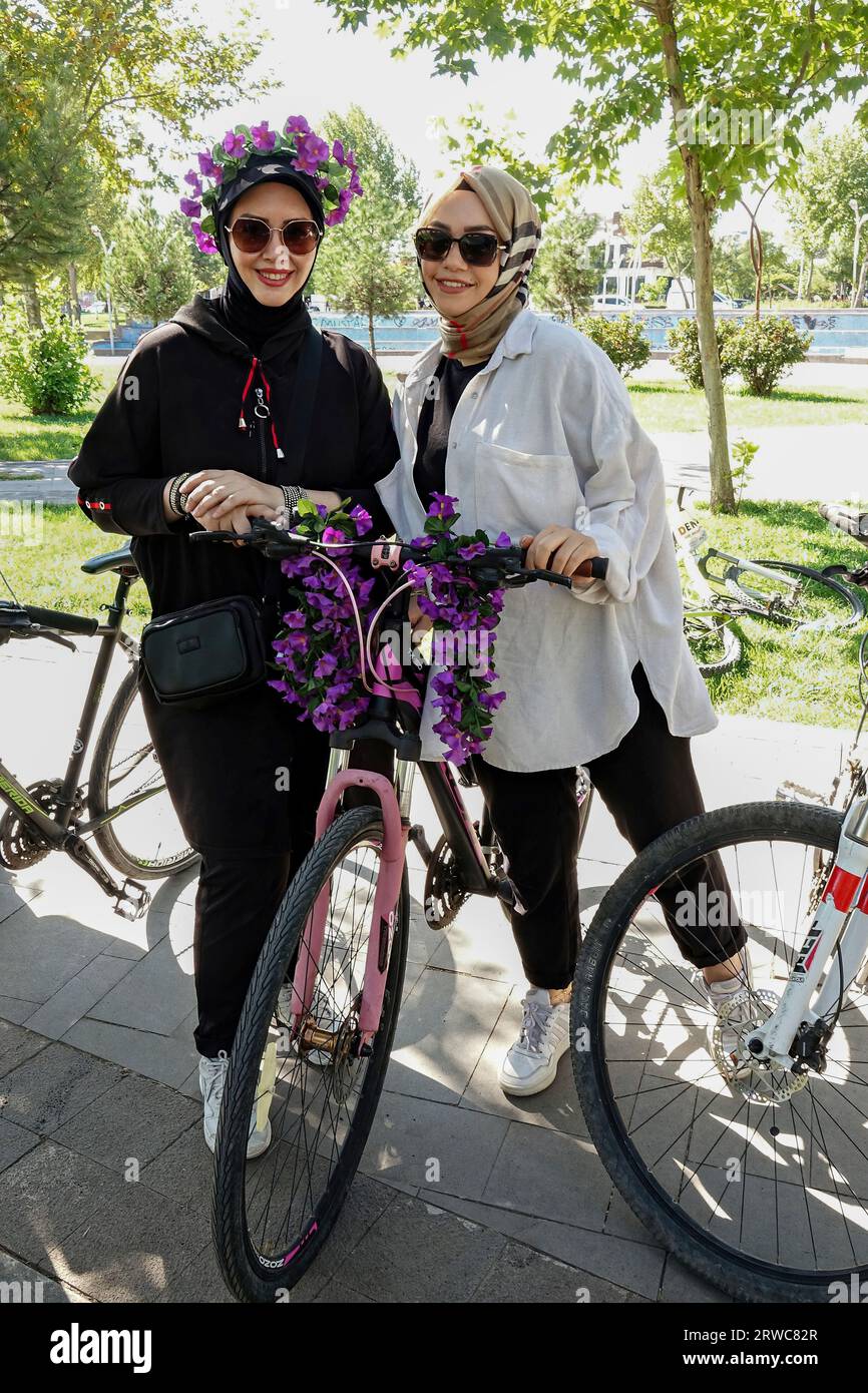 Une femme et son amie ont vu décorer un vélo pendant l'événement. Le ...