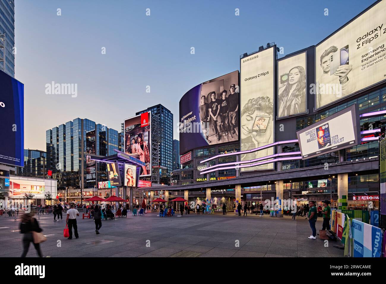 Toronto eaton centre yonge dundas square Banque de photographies et d ...