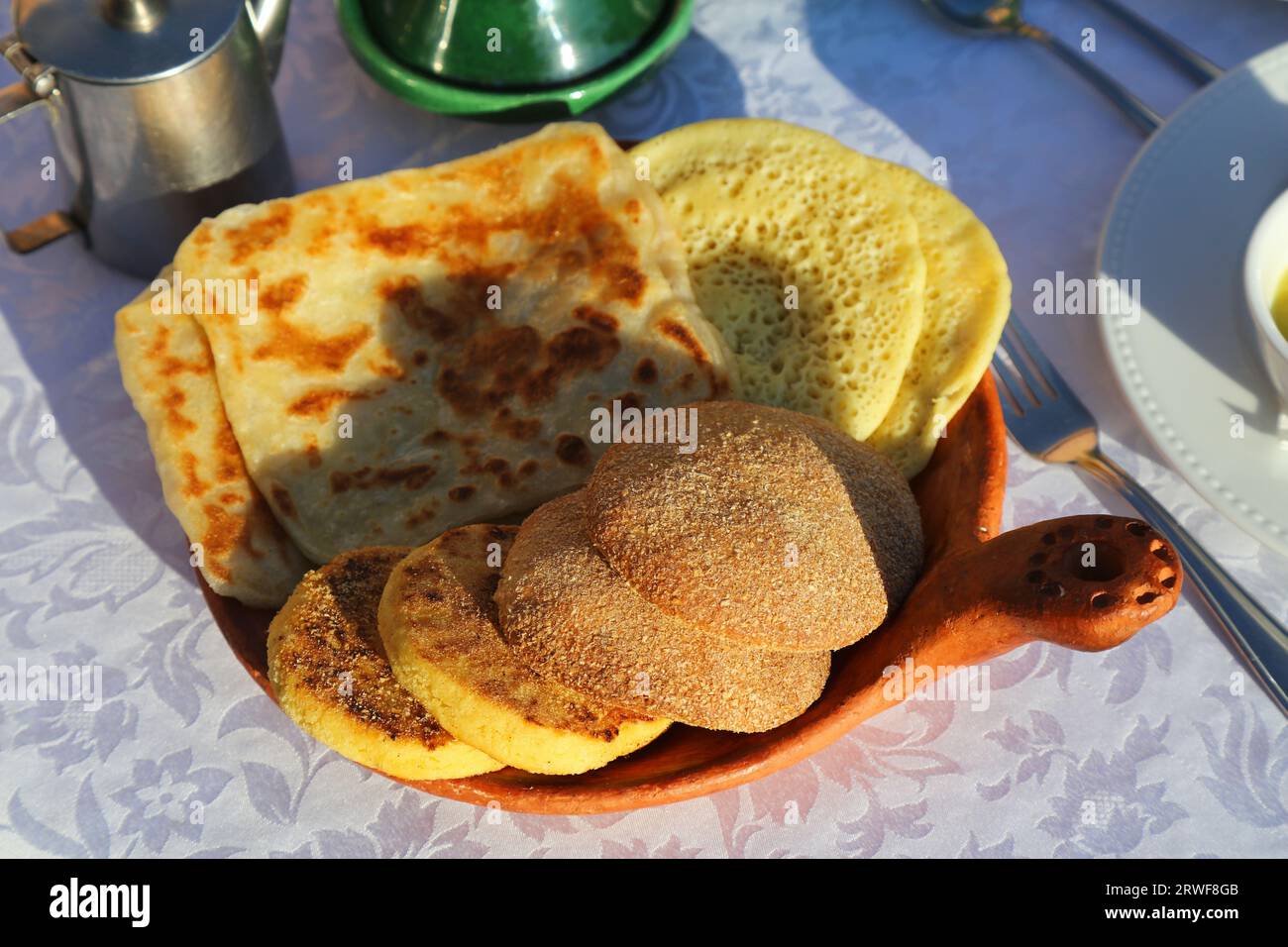 Petit-déjeuner marocain avec crêpes traditionnelles à la semoule de ...