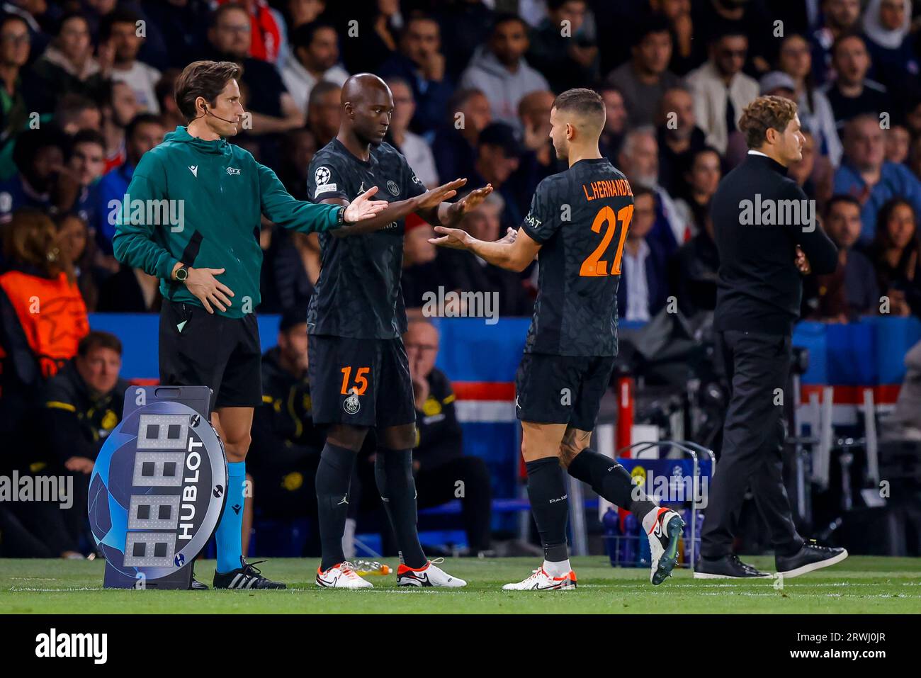 PARIS, FRANCE - SEPTEMBRE 19 : Danilo (Paris Saint-Germain) et Lucas ...