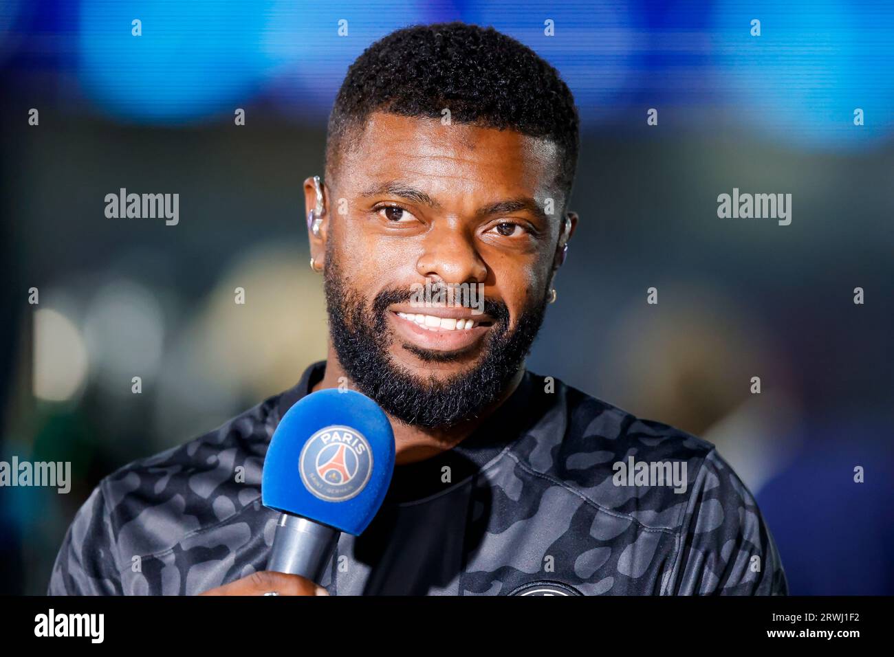 PARIS, FRANCE - SEPTEMBRE 19 : David Butler (hôte du PSG) regarde lors ...