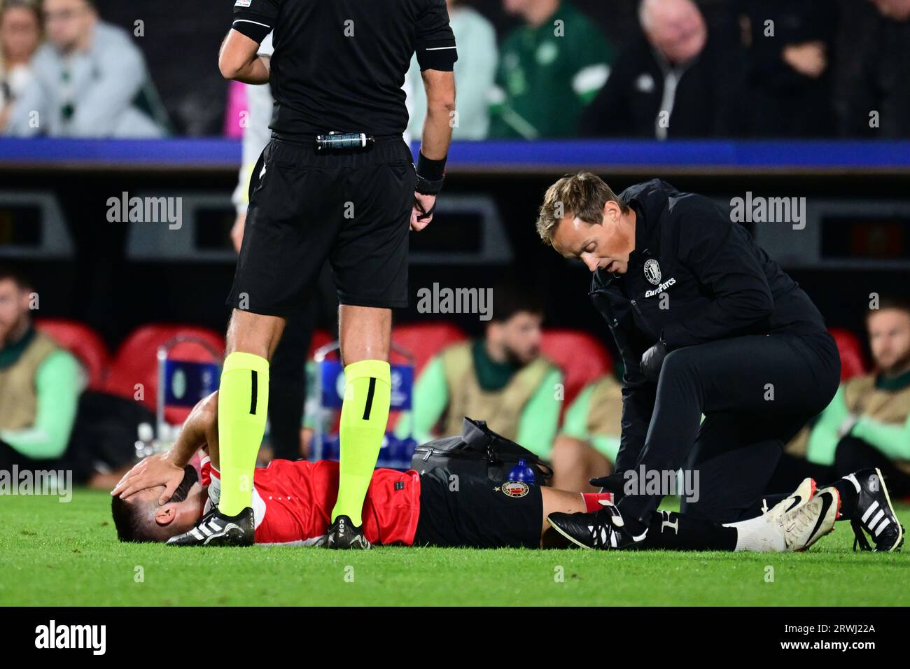 ROTTERDAM - Luka Ivanusec de Feyenoord est blessé dans un duel avec ...