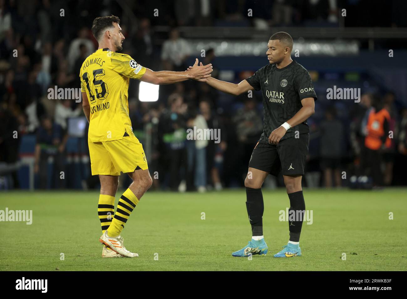 Mats Hummels de Dortmund salue Kylian Mbappe du PSG après le match de football UEFA Champions ...