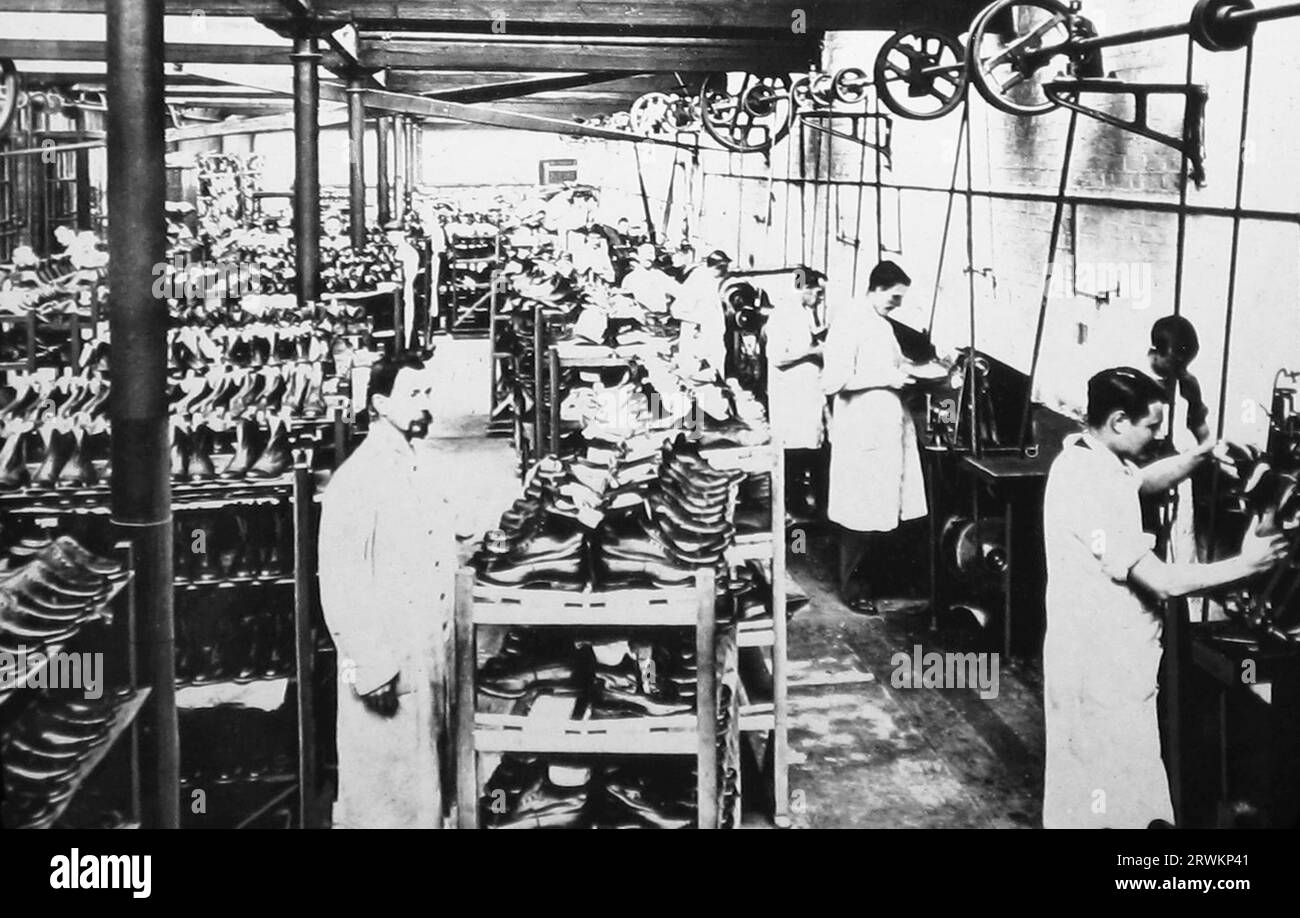Boot maker Banque d'images noir et blanc - Alamy