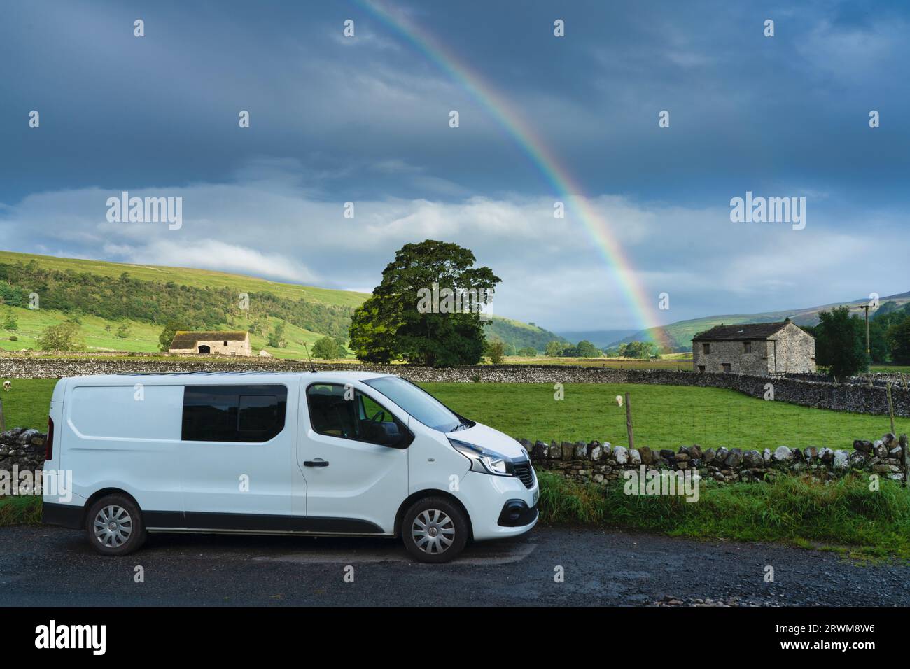 Renault trafic blanc Banque de photographies et d’images à haute ...