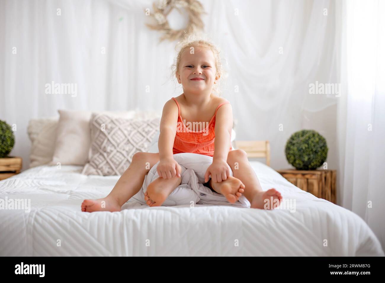 Chatouille pieds fille enfant Banque de photographies et d’images à ...