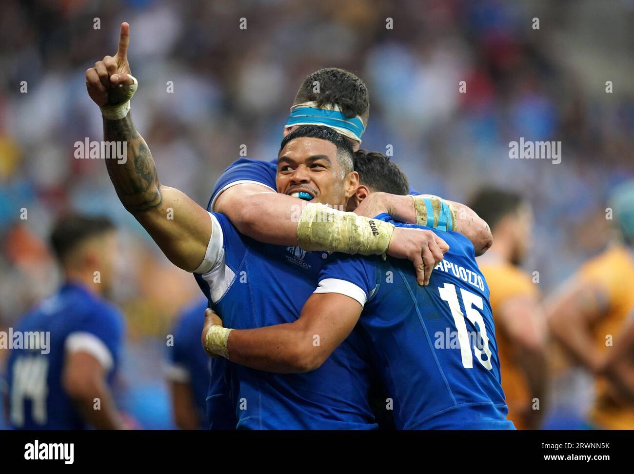 L'Italien Monty Ioane (à gauche) célèbre avoir marqué son troisième ...