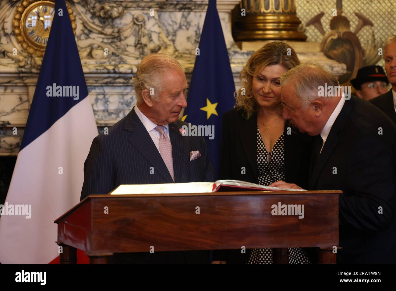 Le roi Charles III, surveillé par le président du Sénat, M. Gérard ...