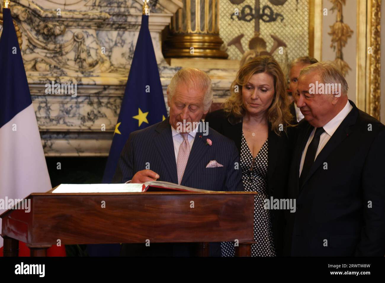 Le roi Charles III, surveillé par le président du Sénat, M. Gérard ...