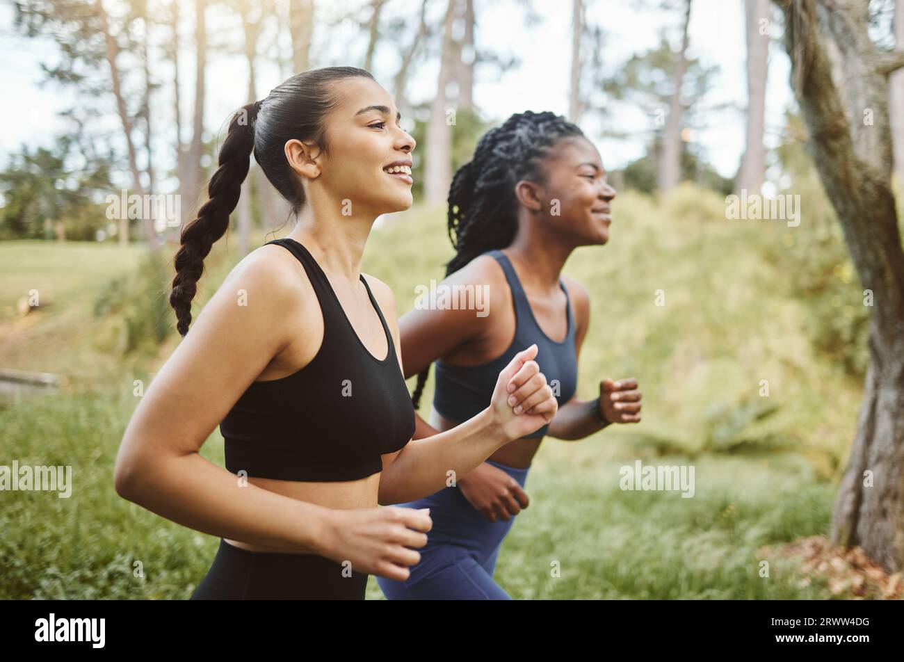 Équipe de course à pied, fitness et femmes en forêt avec cardio, athlète et soutien pour le ...