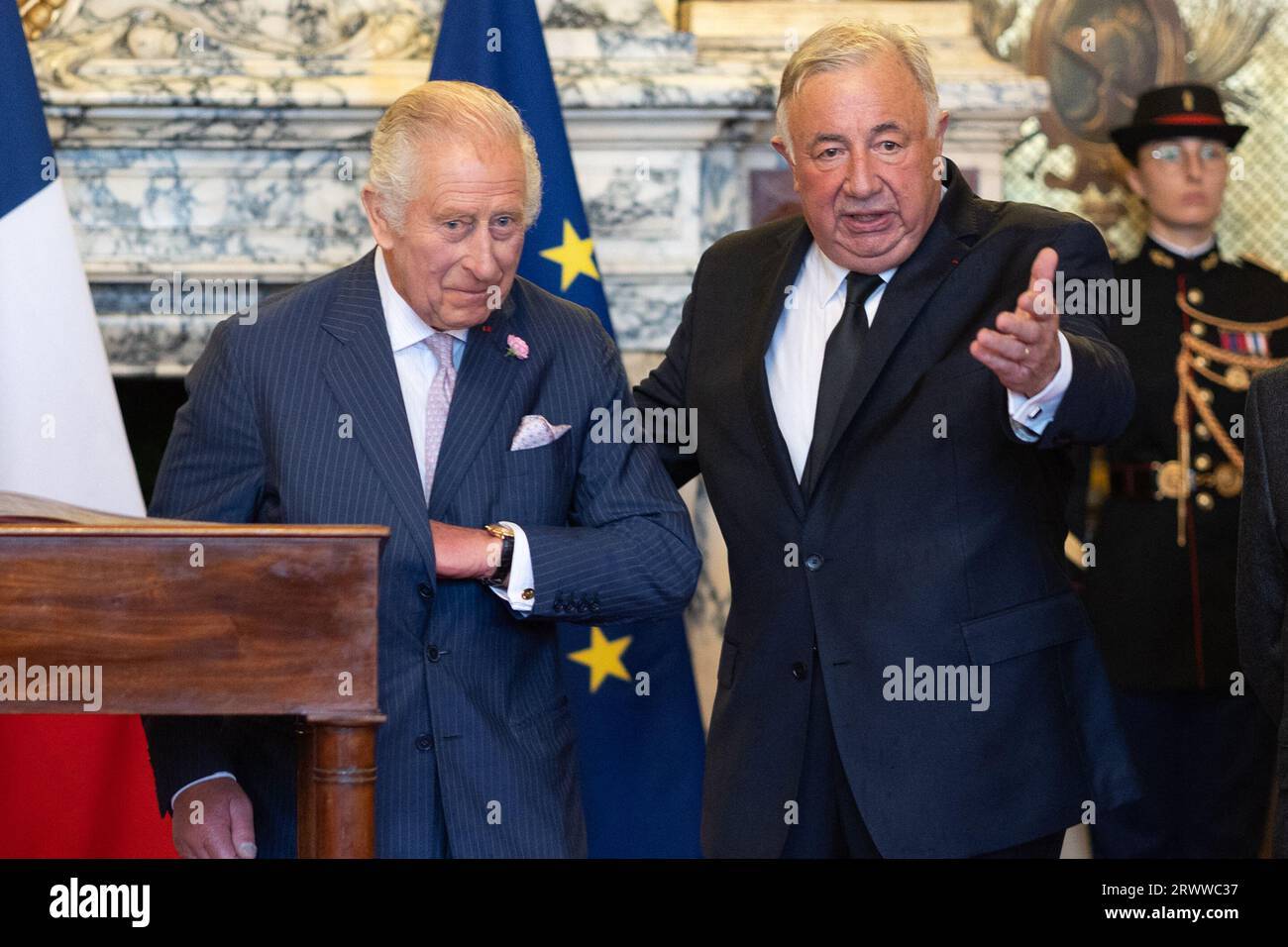 Le roi de Grande-Bretagne Charles III signe un livre d'or à côté du ...