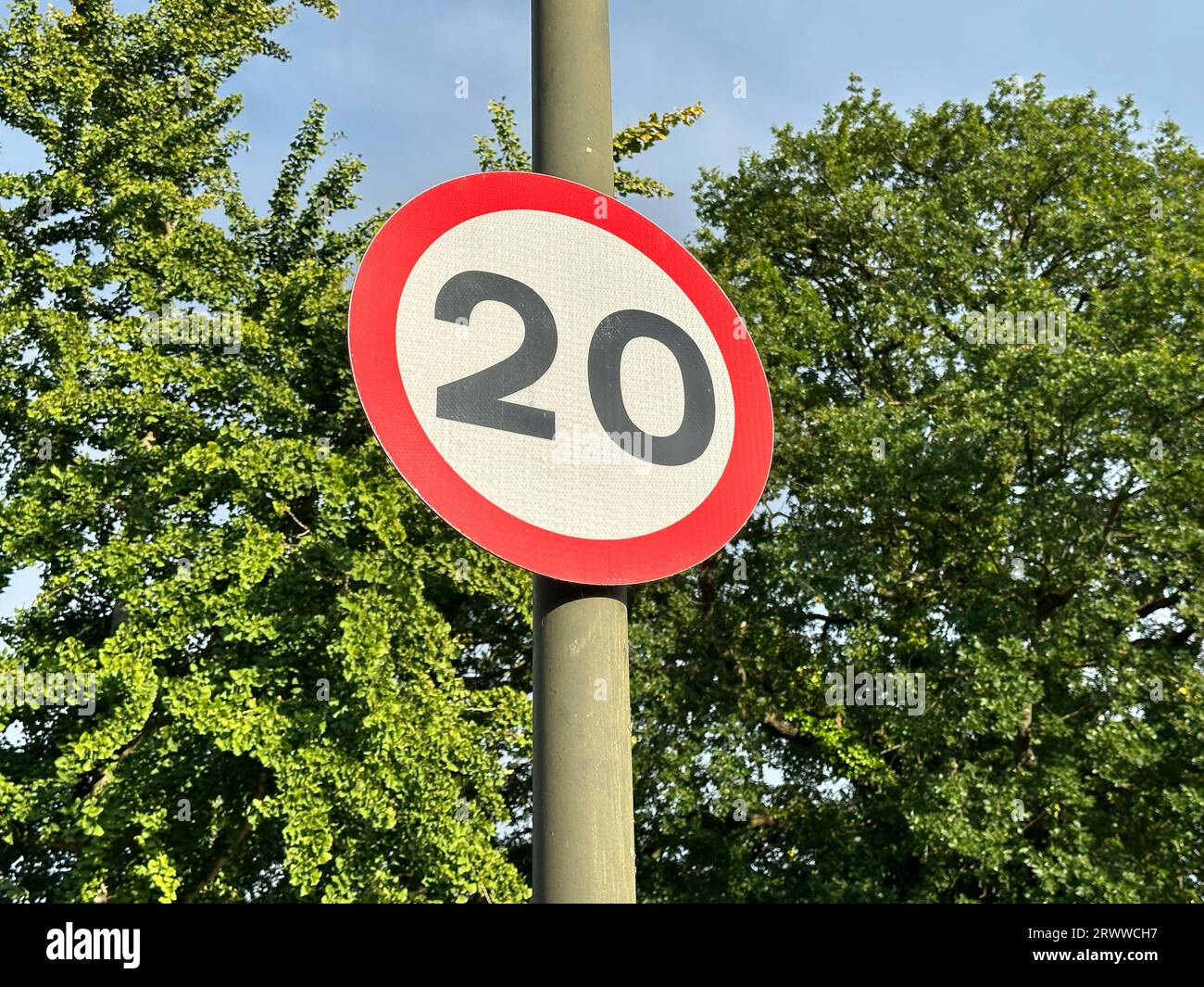 20 milles à l'heure road sign Photo Stock - Alamy