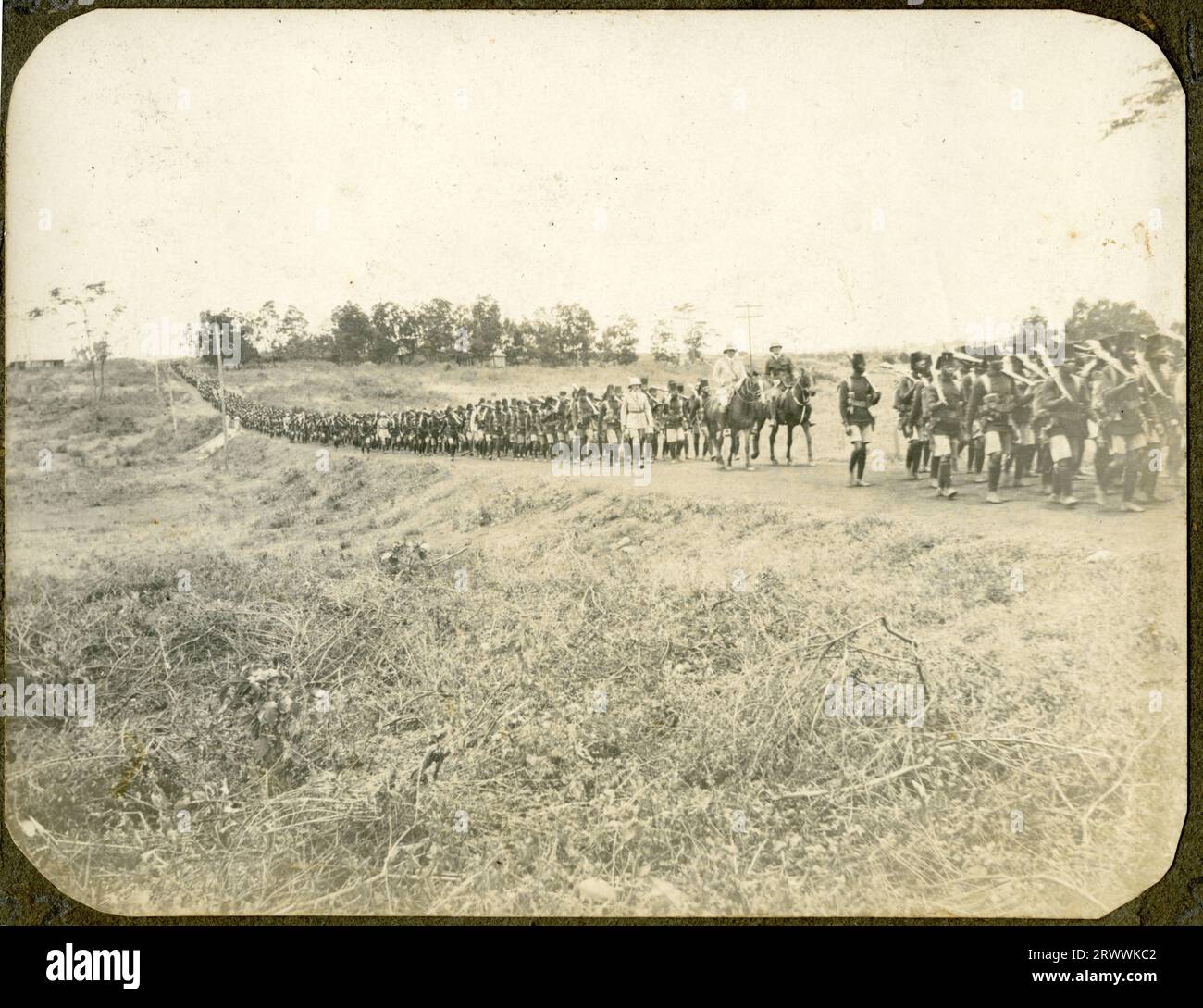 Photo de paysage d'une longue lignée de plusieurs centaines de soldats ...