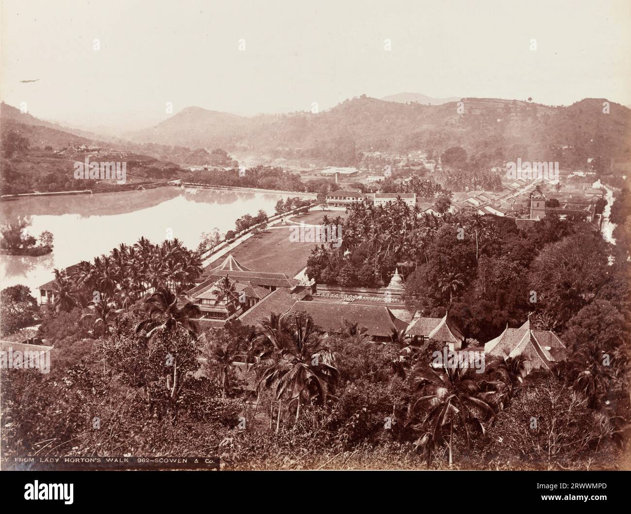 Vue de Lady Horton's Walk donnant sur le lac Kandy et Sri Dalada ...
