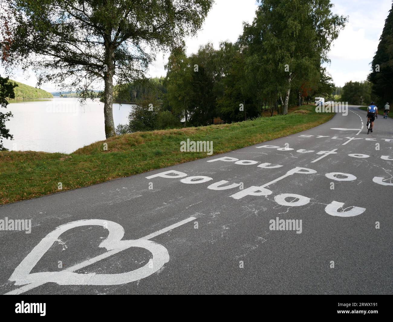 Poupou écrit sur la route le long de la route du Tour de France à ...