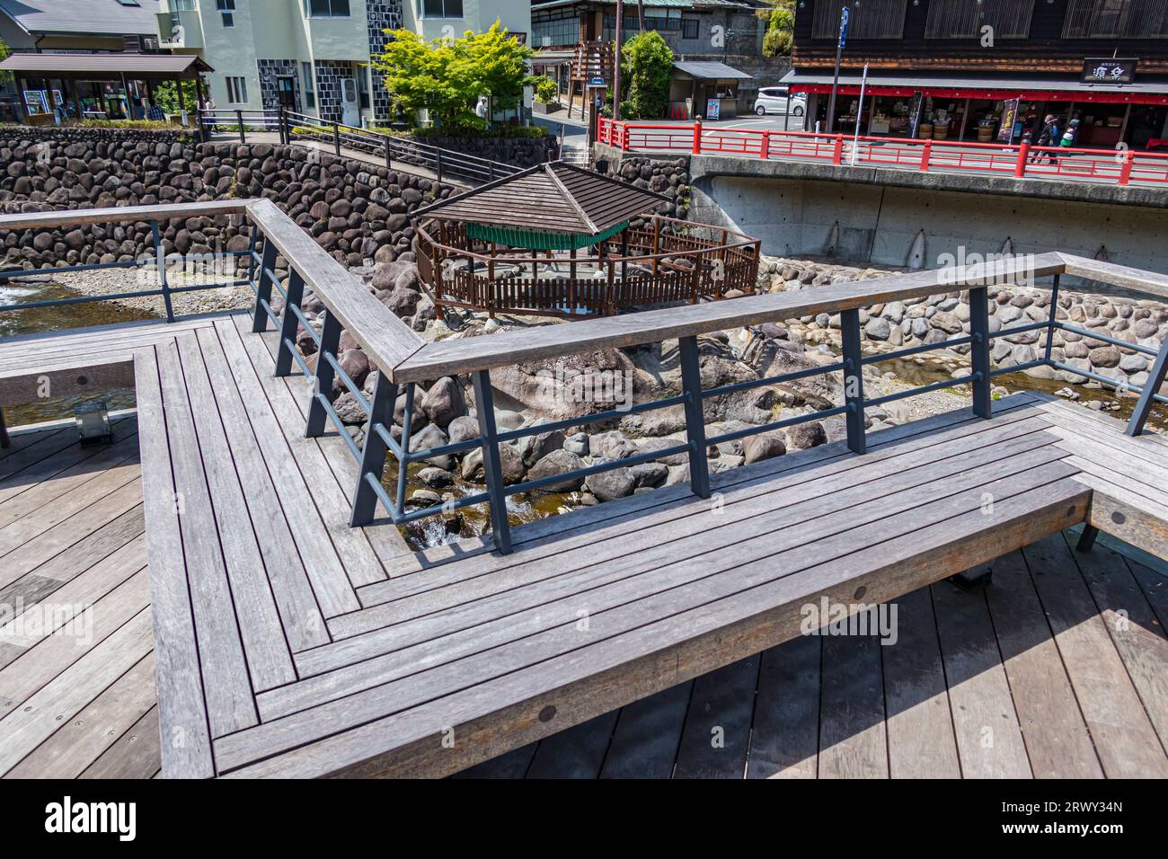 Shuzenji Onsen Tokko-no-yu (source chaude Tokko) sur la rive opposée de la rivière vu du parc ...