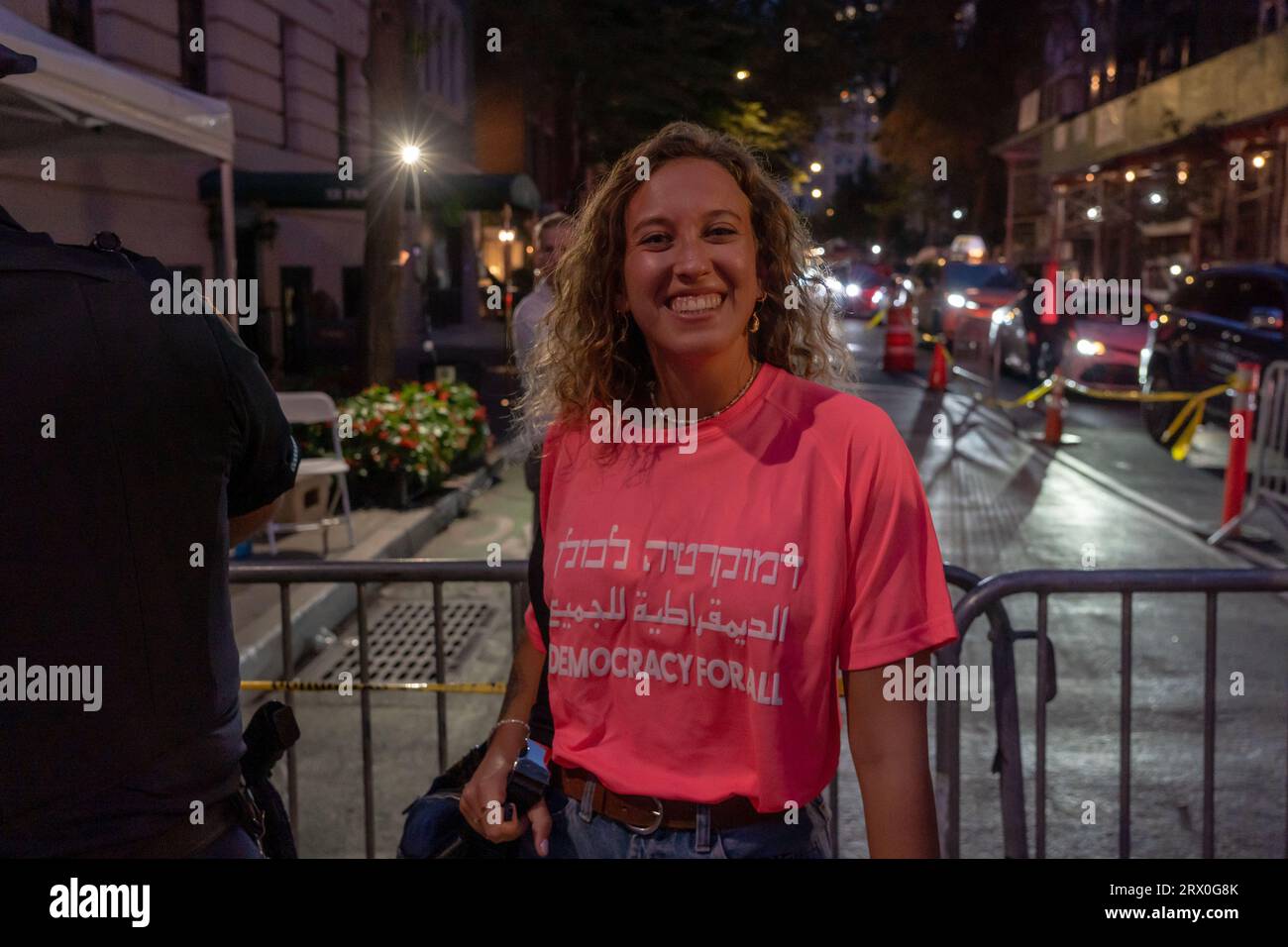 NEW YORK, NEW YORK - SEPTEMBRE 21 : une femme porte un maillot de la ...