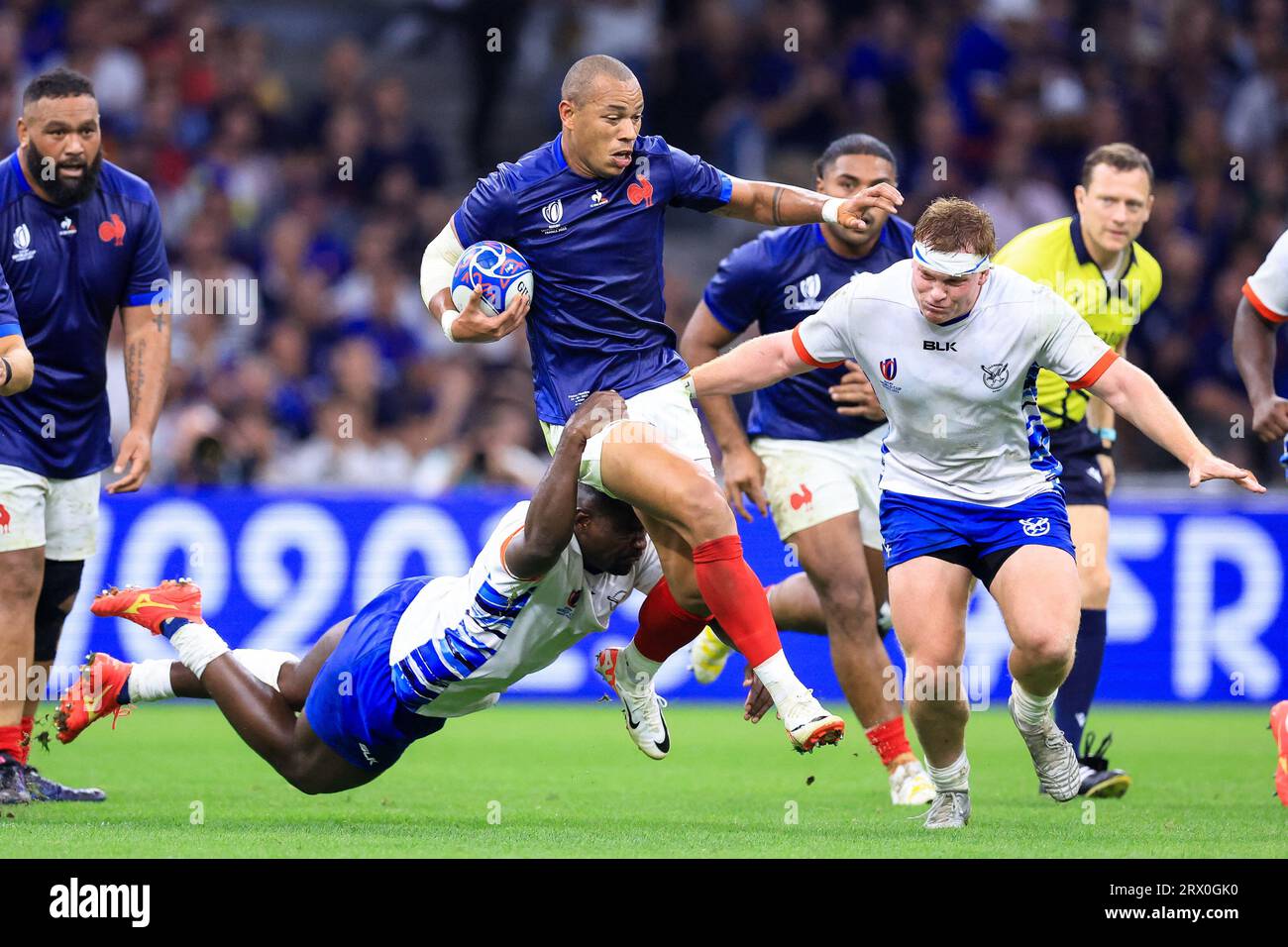 Prince Gaoseb #8 de Namibie et Gael Fickou #13 de France lors du match ...