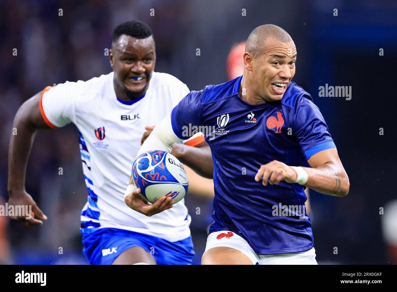 Prince Gaoseb #8 de Namibie et Gael Fickou #13 de France lors du match ...