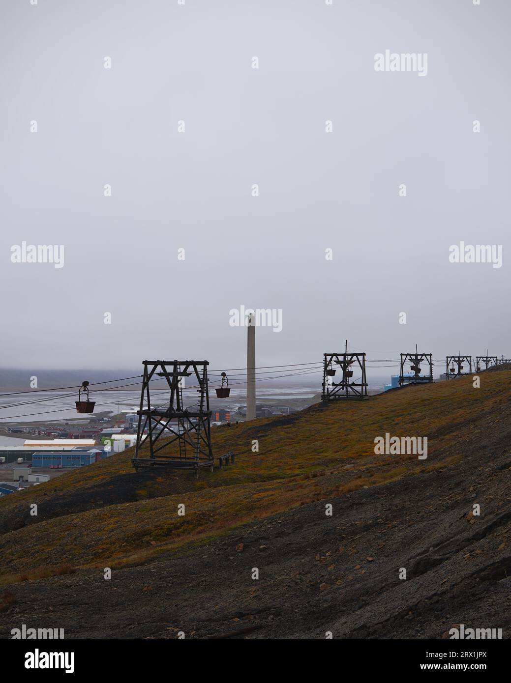 Chariots industriels d'un ancien téléphérique minier à Longyearbyen ...