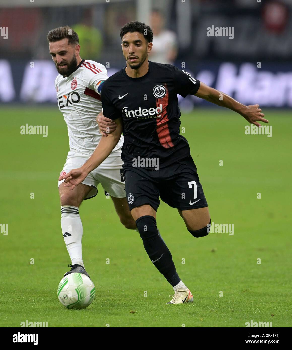 Omar Marmoush (re) gegen Graeme Shinnie fotografiert beim Fußball ...
