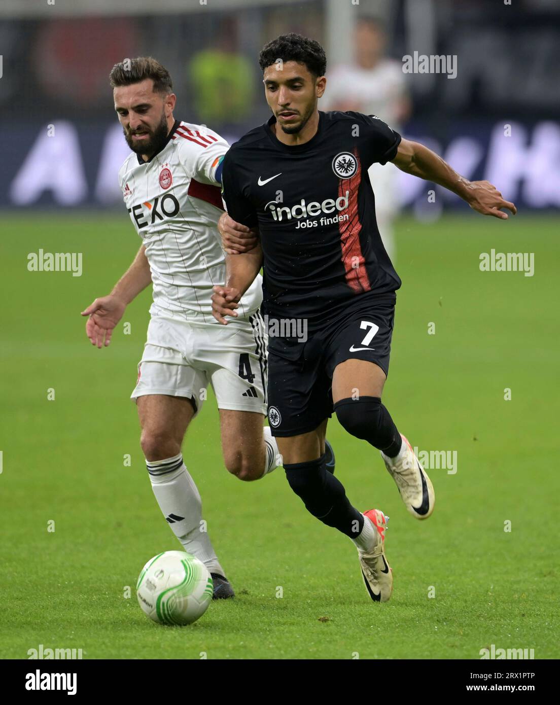 Omar Marmoush (re) gegen Graeme Shinnie fotografiert beim Fußball ...