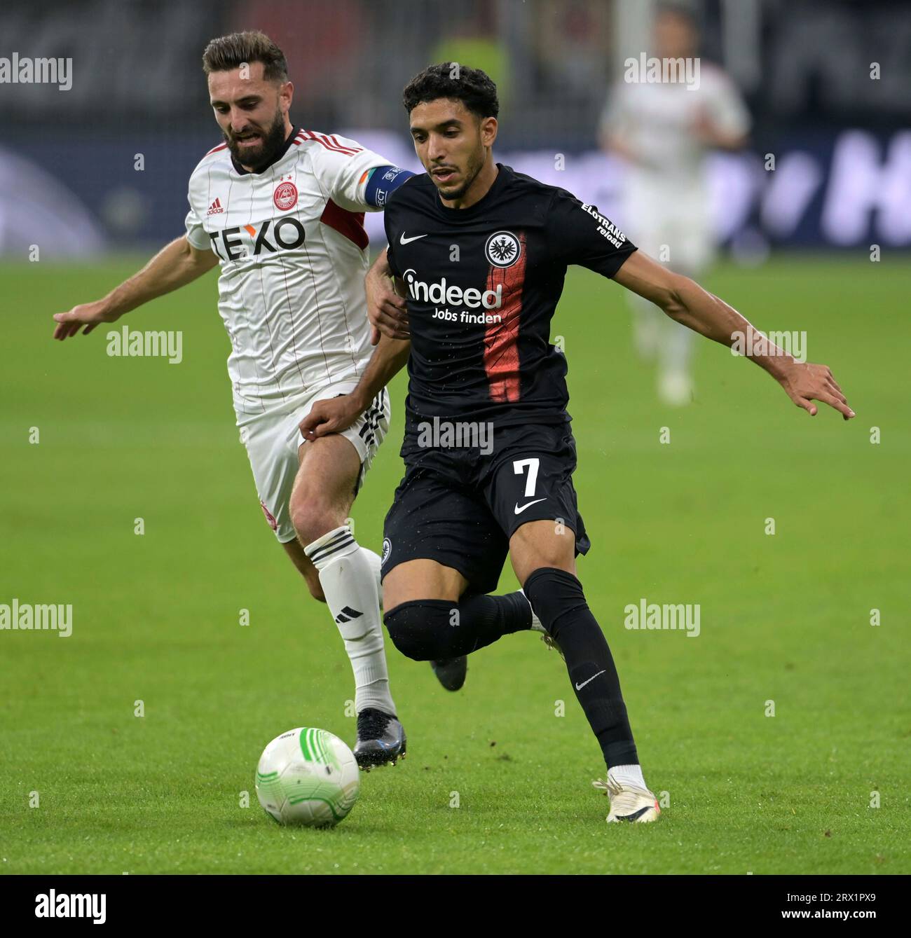 Omar Marmoush (re) gegen Graeme Shinnie fotografiert beim Fußball ...