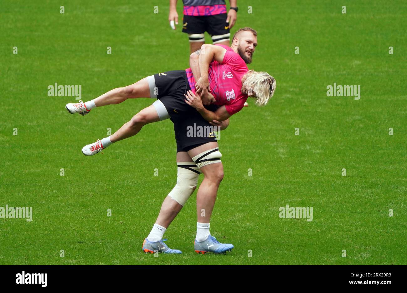 Le RG Snyman d'Afrique du Sud transporte son coéquipier FAF de Klerk lors de la course du ...