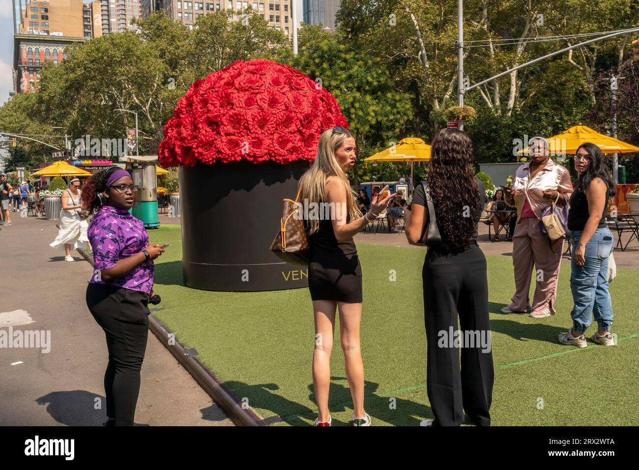 Activation de la marque venus et Fleur au Flatiron Plaza à New York le ...