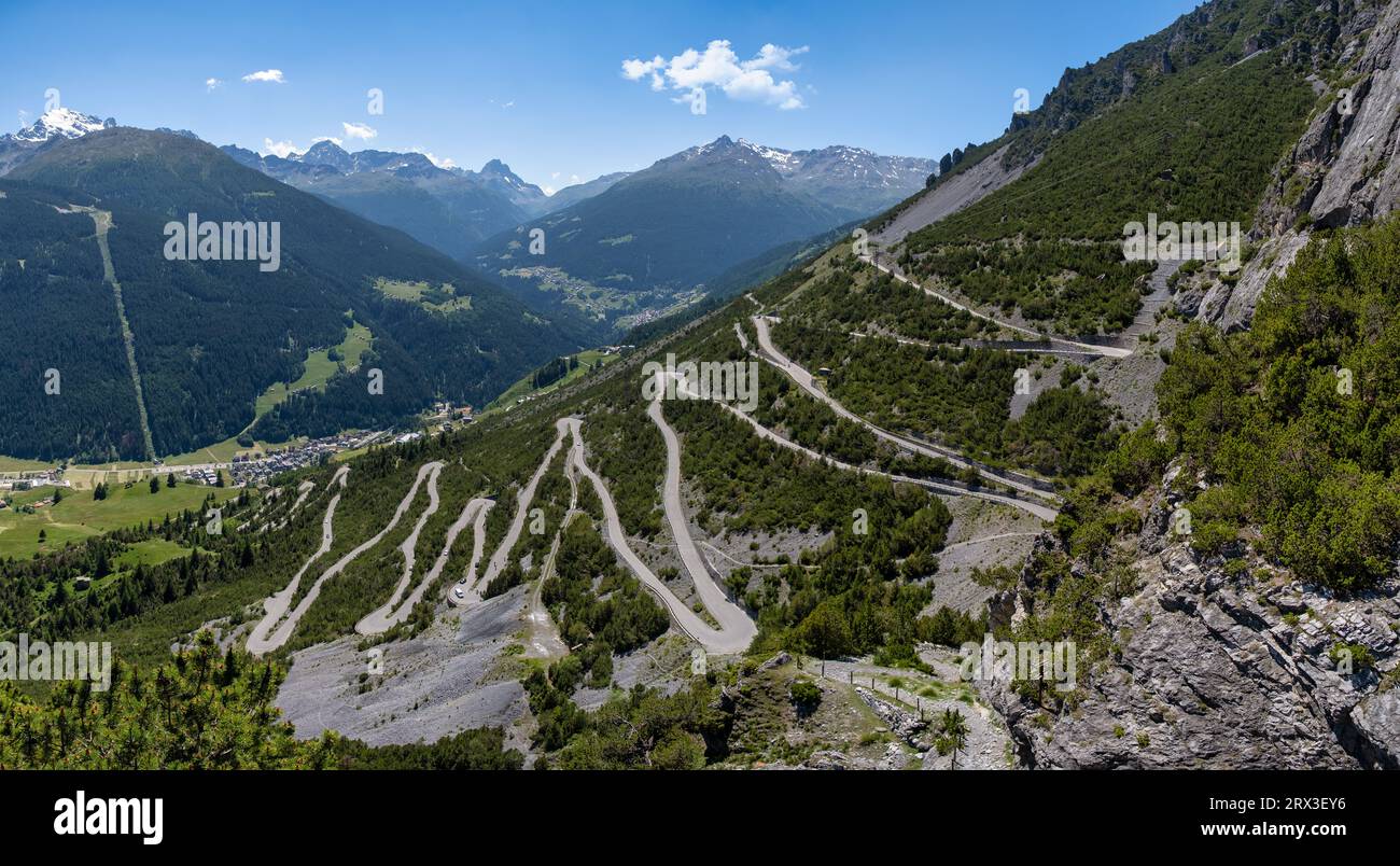 Vue plongeante des courbes serpentines. Vue aérienne de la route ...