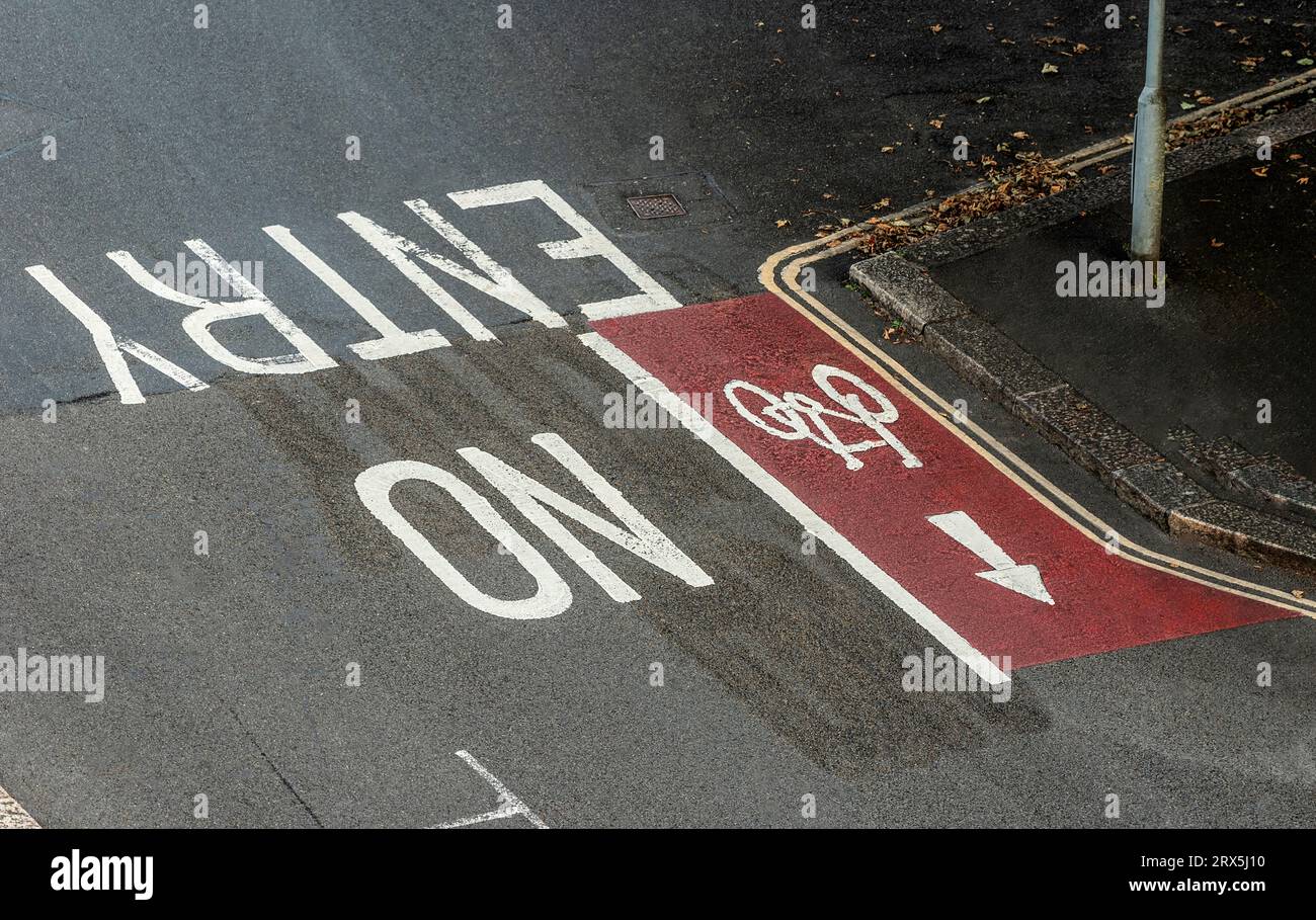 Cycle lane with no entry to cars signs Banque de photographies et d ...