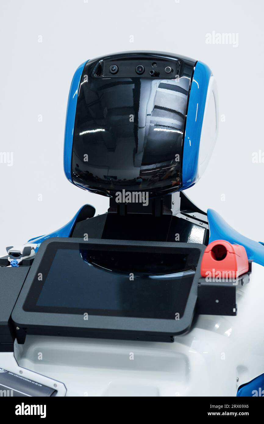 Perm, Russie - 13 juillet 2023 : éteint le robot humanoïde avec un ...