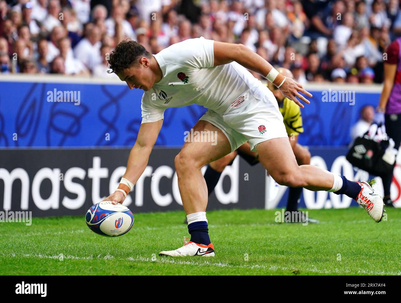 L'Anglais Henry Arundell marque le troisième essai de son équipe lors de la coupe du monde de ...
