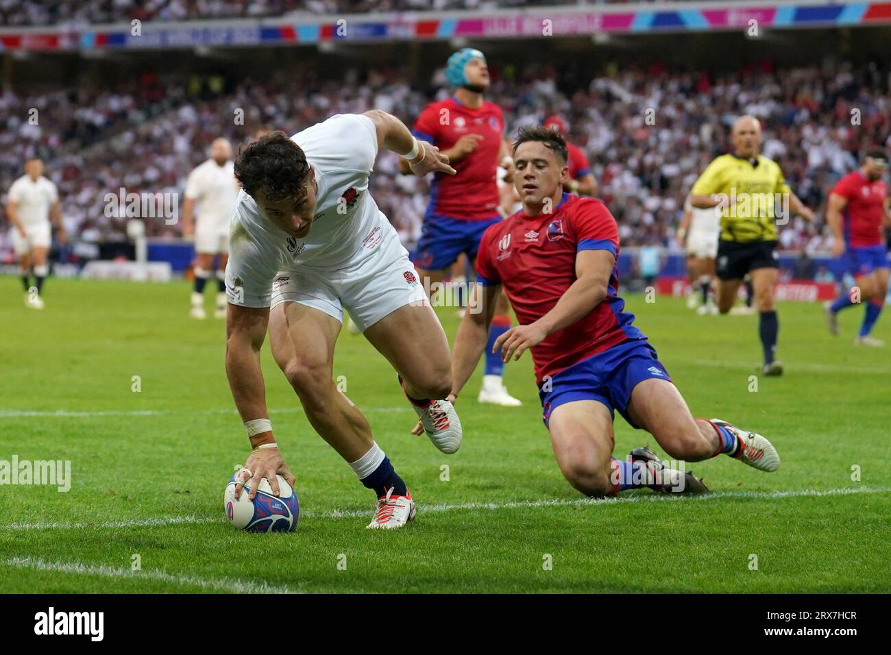 L'Anglais Henry Arundell marque le neuvième essai de son équipe lors de la coupe du monde de ...